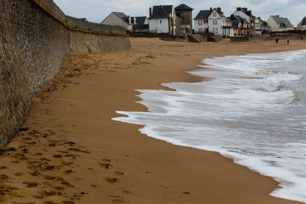 How Does Installing A Seawall Mitigate Flood Damage - Honor Services